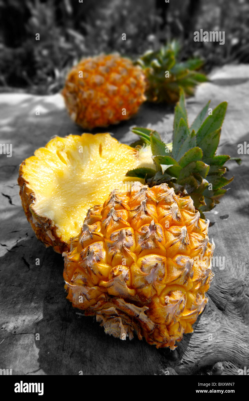 Fresh whole pineaapple hi-res stock photography and images - Alamy