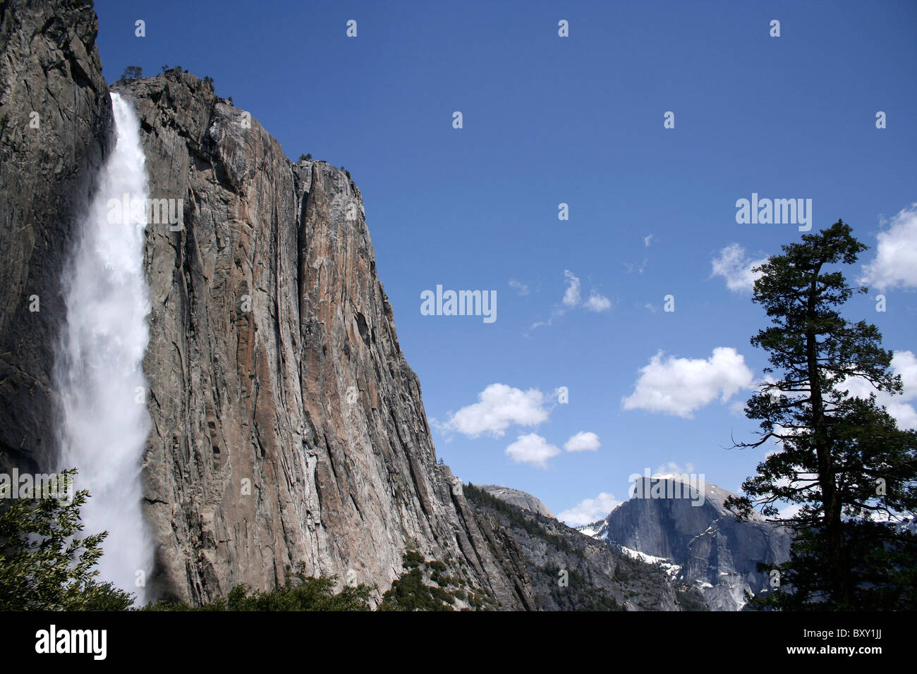 Yosemite waterfalls granite cliffs hi-res stock photography and images ...