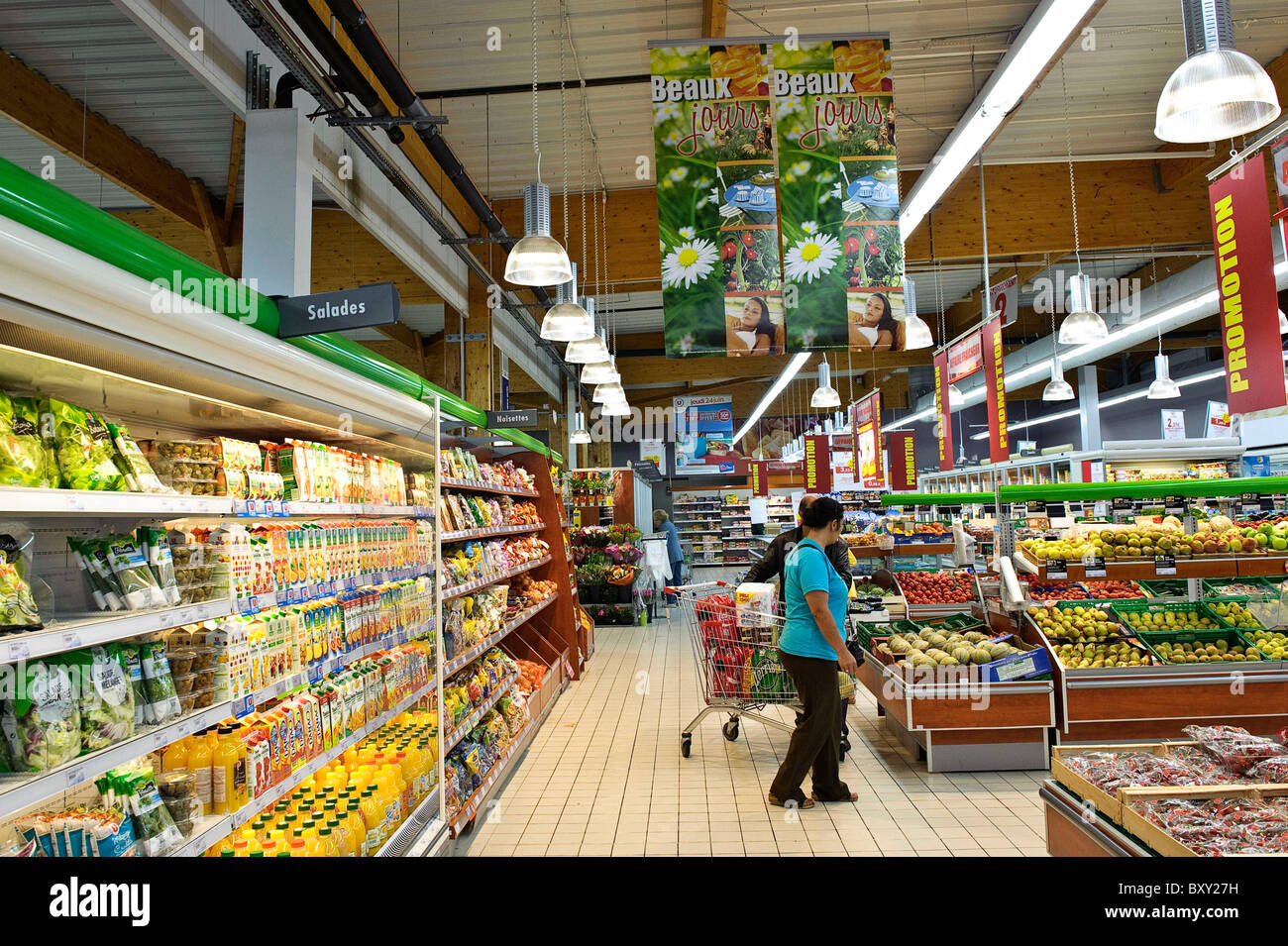 Mass marketing: Super U supermarket Stock Photo - Alamy