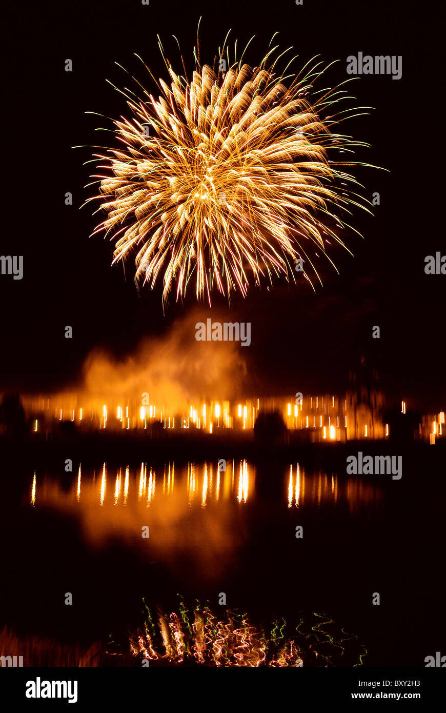 Glowing red firework exploding hi-res stock photography and images - Alamy