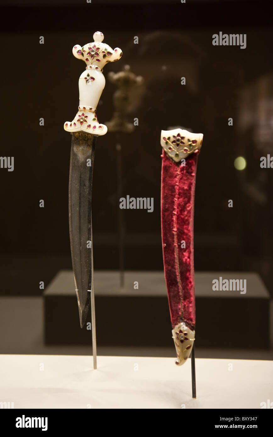 Daggers the 'Al-Fann Art from the Islamic Civilization' Exhibition at ...