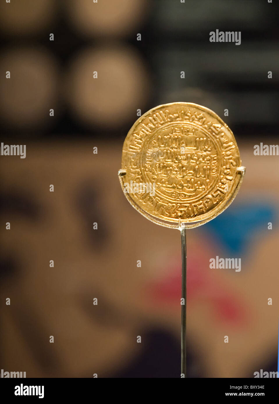 Golden coin the 'Al-Fann Art from the Islamic Civilization' Exhibition ...