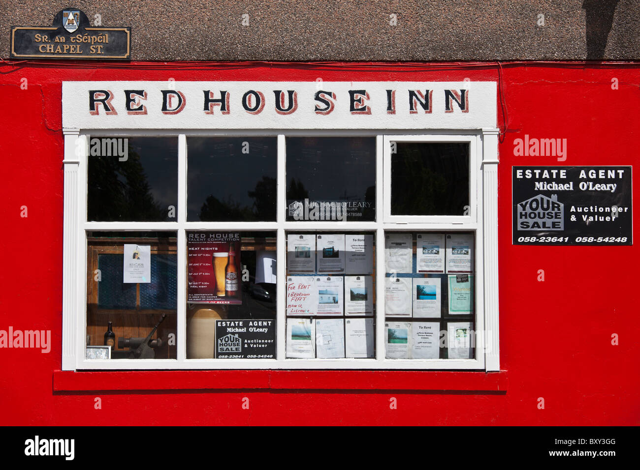 Irish pub fronts poster hi-res stock photography and images - Alamy