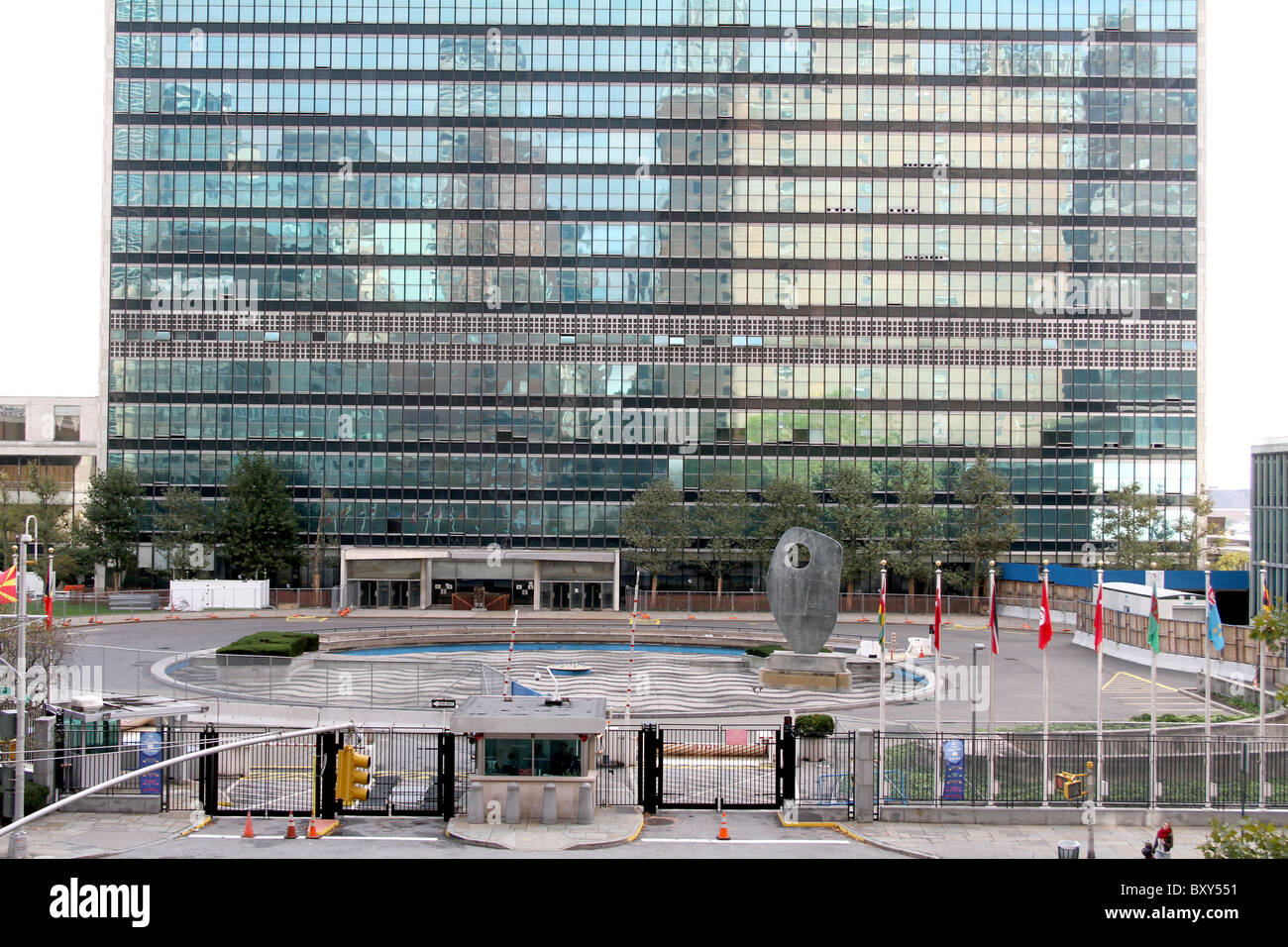 United nations building entrance hi-res stock photography and images ...