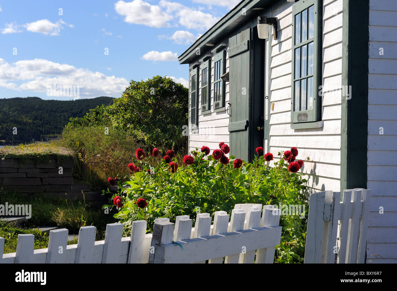 Cottage white picket fence hi-res stock photography and images - Alamy