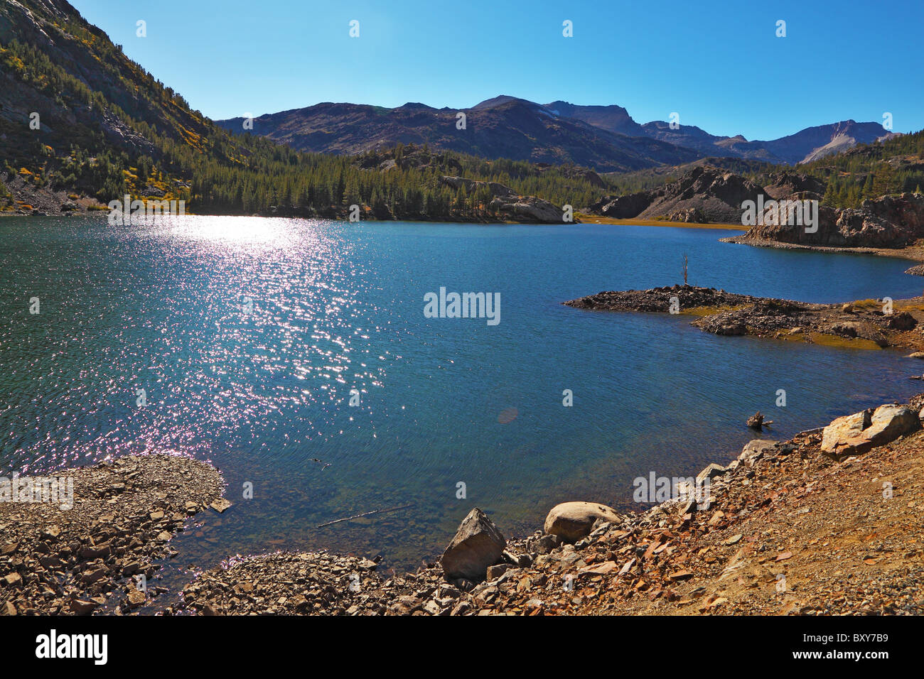 Solar midday. Sparkling azure lake in national park Yosemite Stock ...