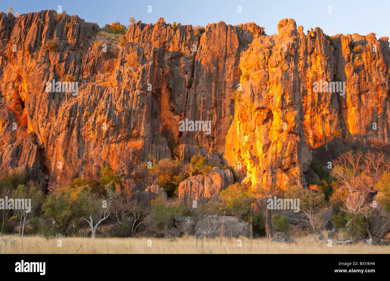 Sunset on limestone ramparts of Windjana Gorge, Derby, Kimberley ...