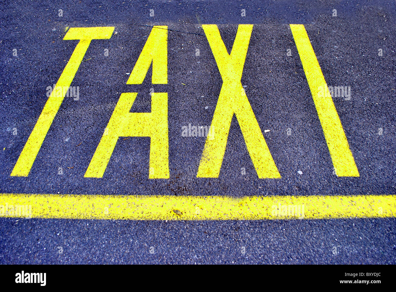 Yellow lines on street mark hi-res stock photography and images - Alamy