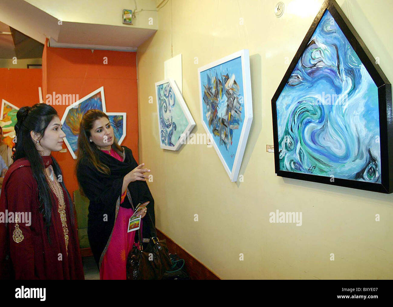 Sindh Power Minister, Shazia Marri takes keen interest in paintings ...