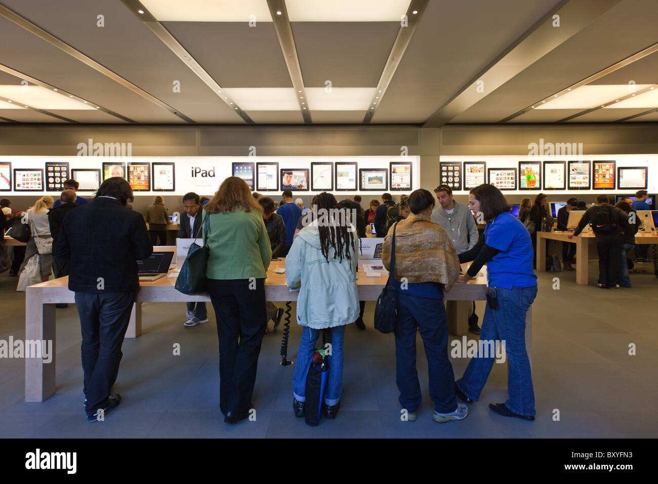 Apple store people hi-res stock photography and images - Alamy