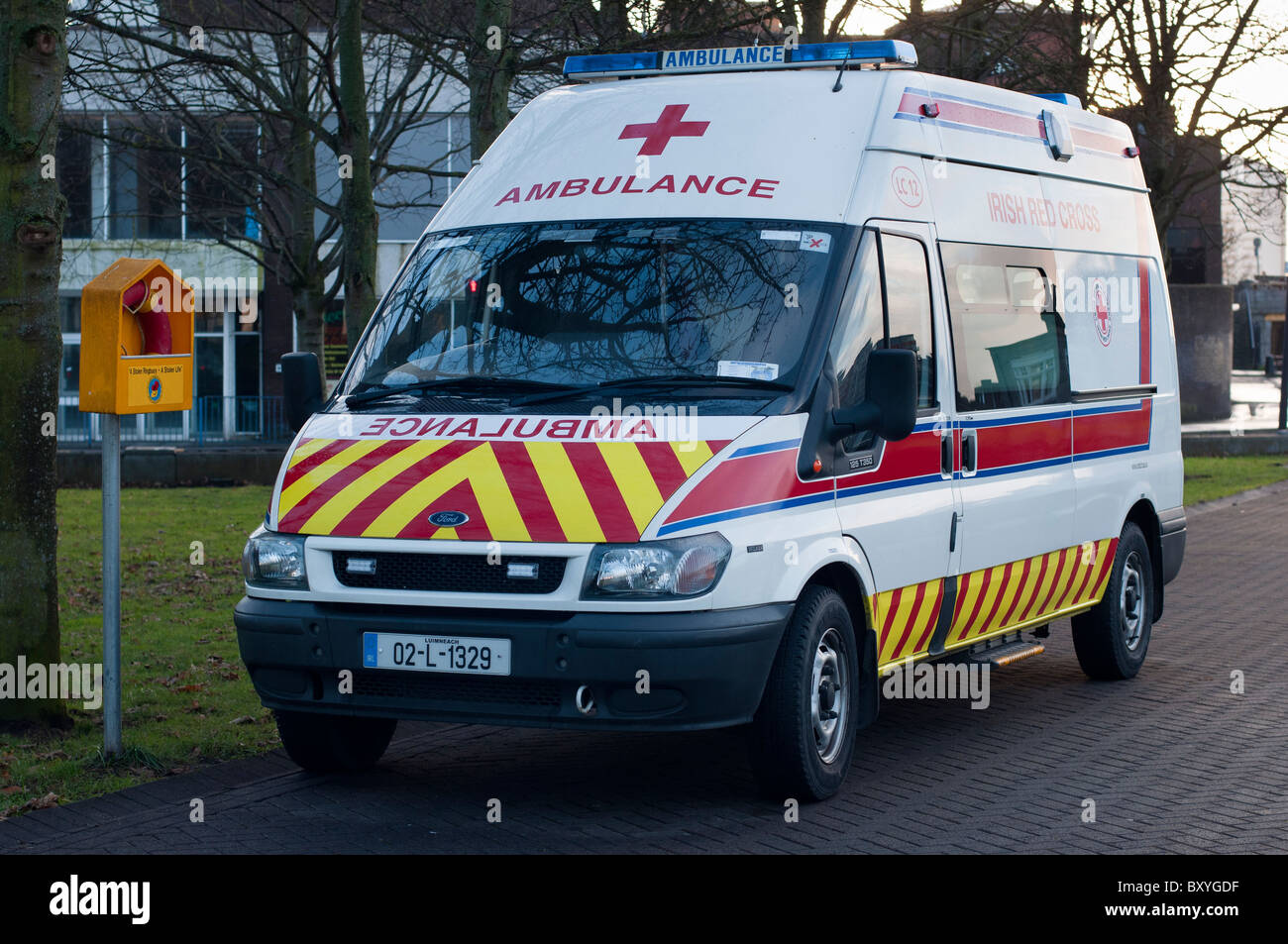 Red cross ambulance hi-res stock photography and images - Alamy