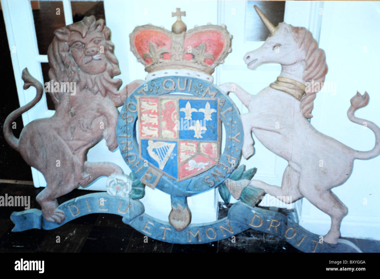 Royal emblem hi-res stock photography and images - Alamy