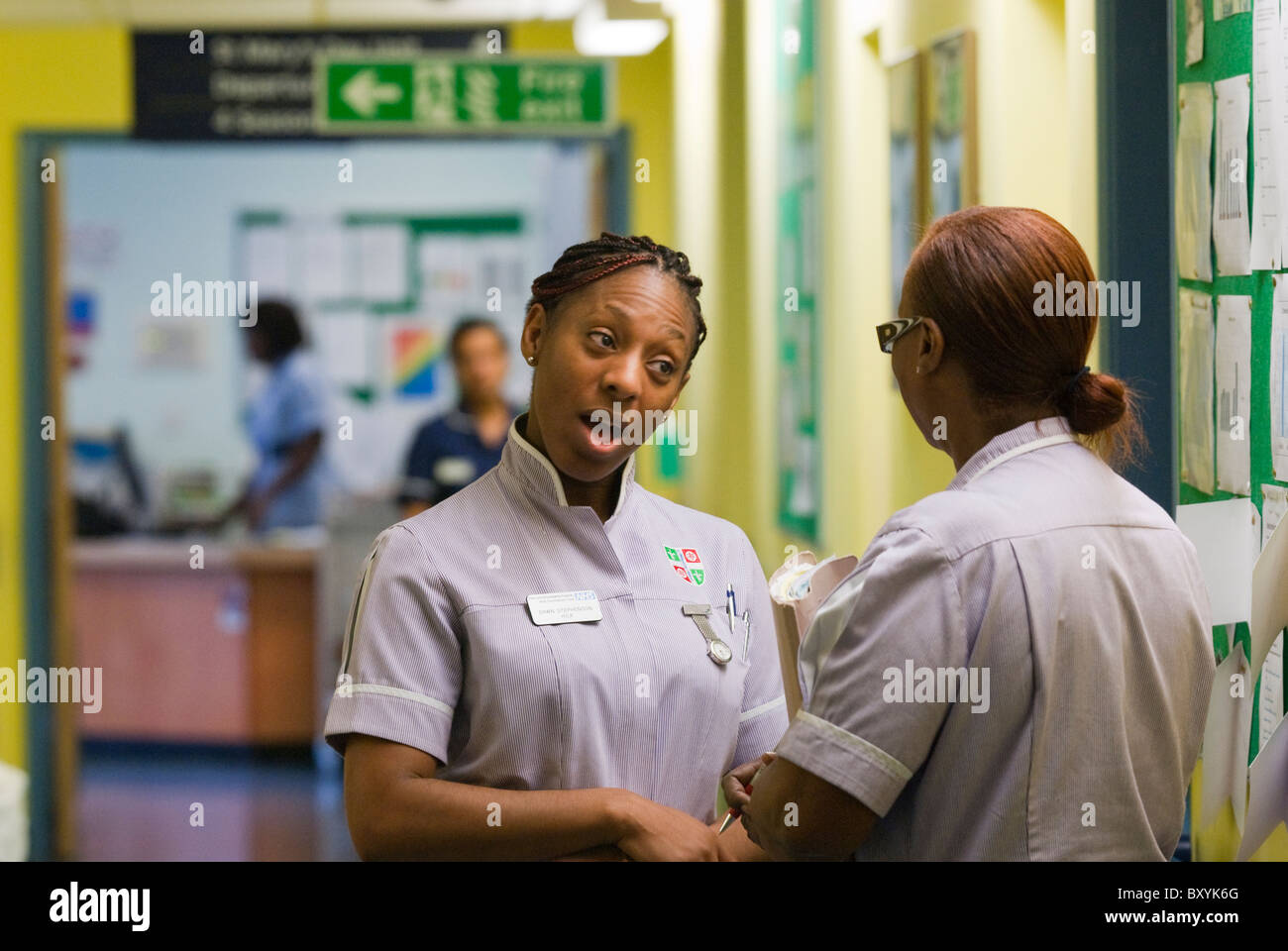 Two nurses talking uk hi-res stock photography and images - Alamy