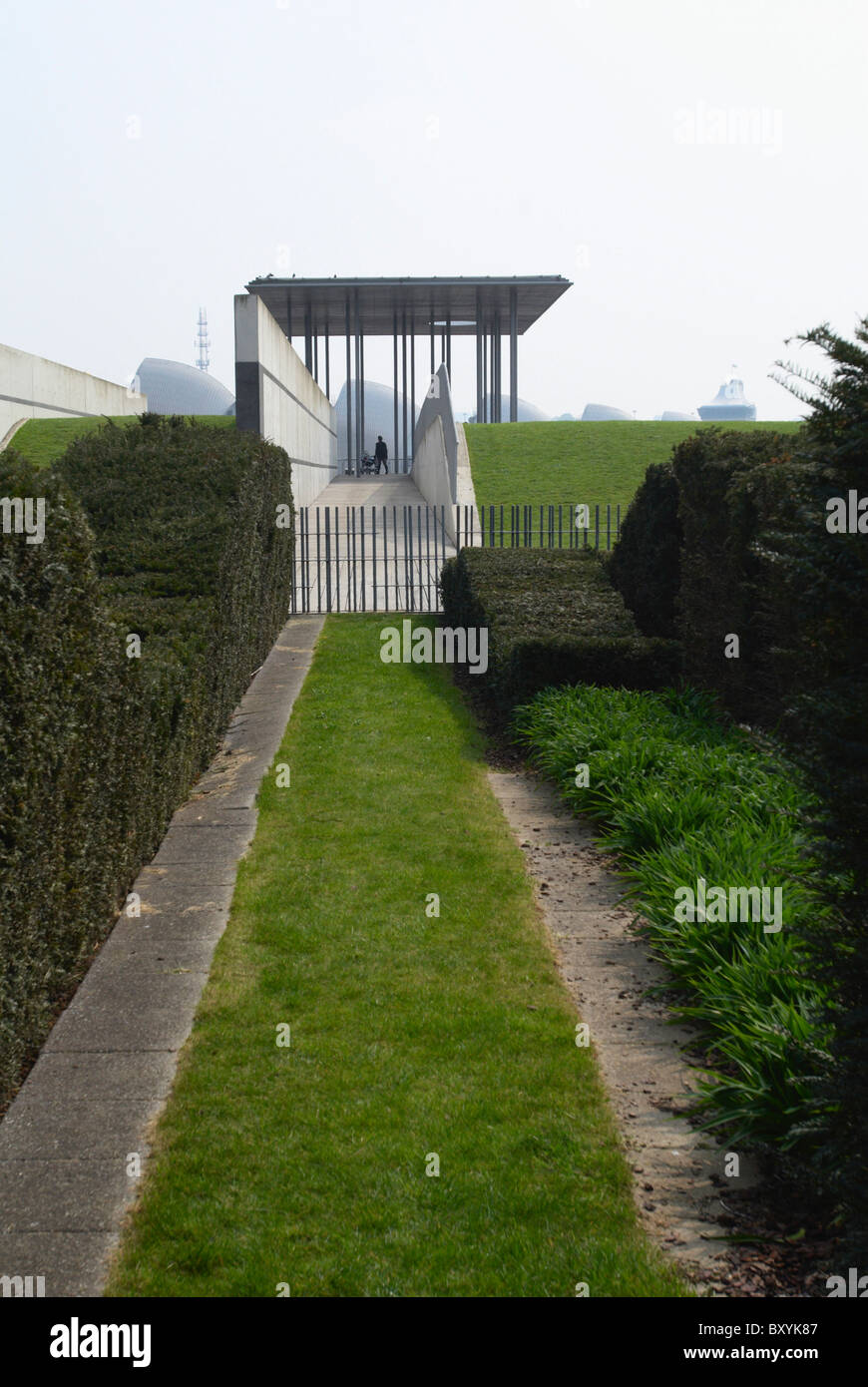Thames barrier park hedge hi-res stock photography and images - Alamy