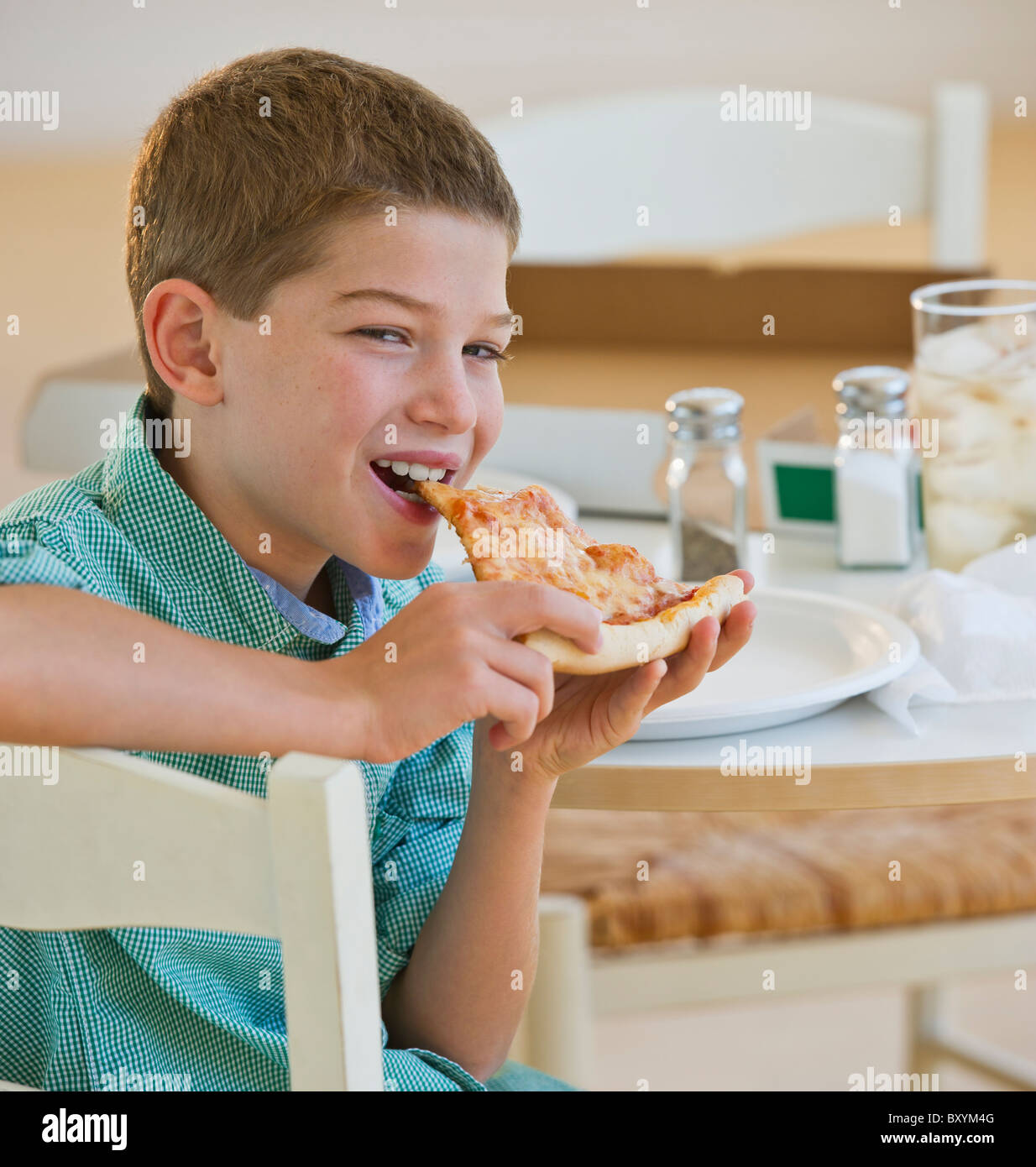 Boy eating pizza Stock Photo - Alamy