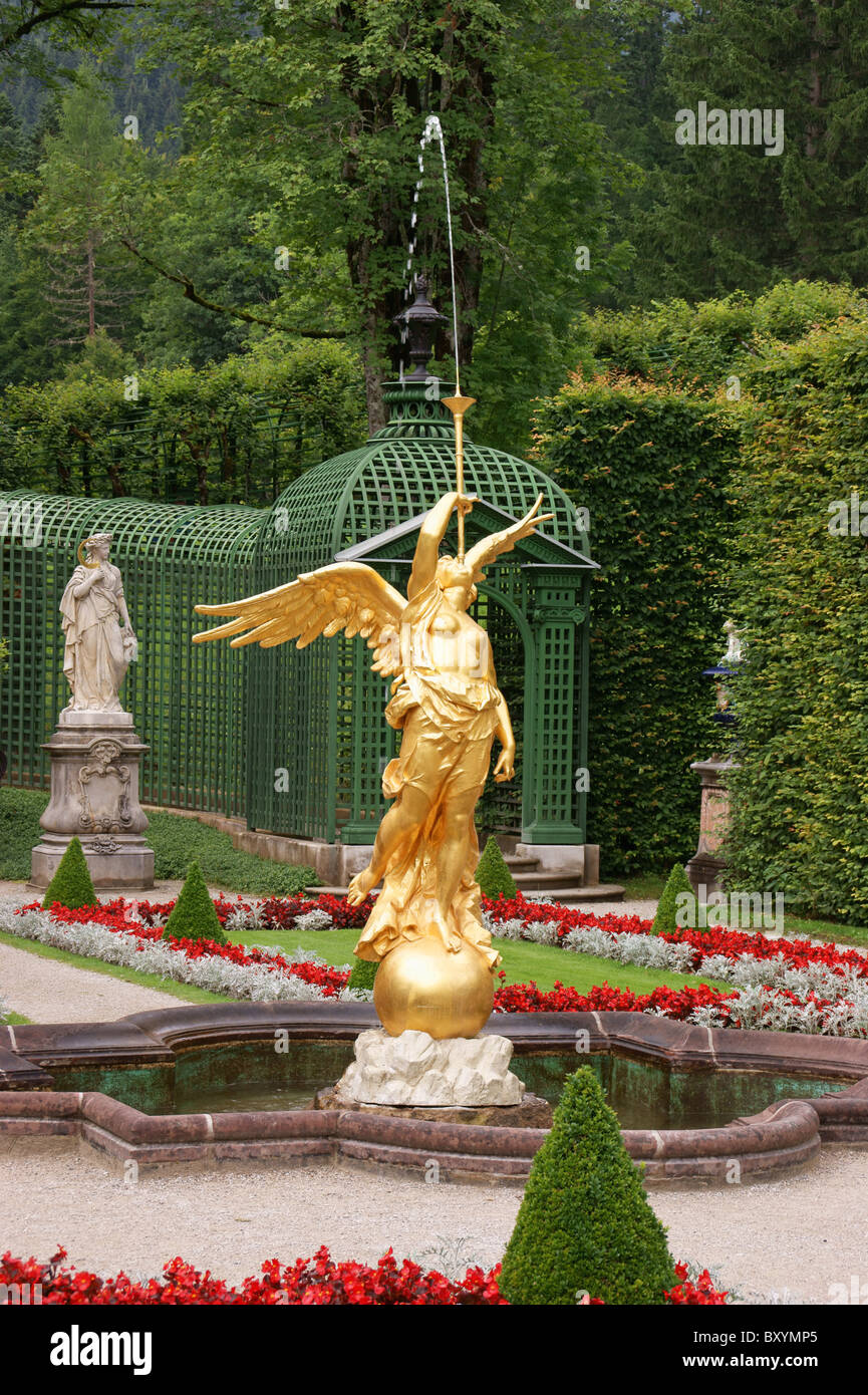 Golden fountain hi-res stock photography and images - Alamy