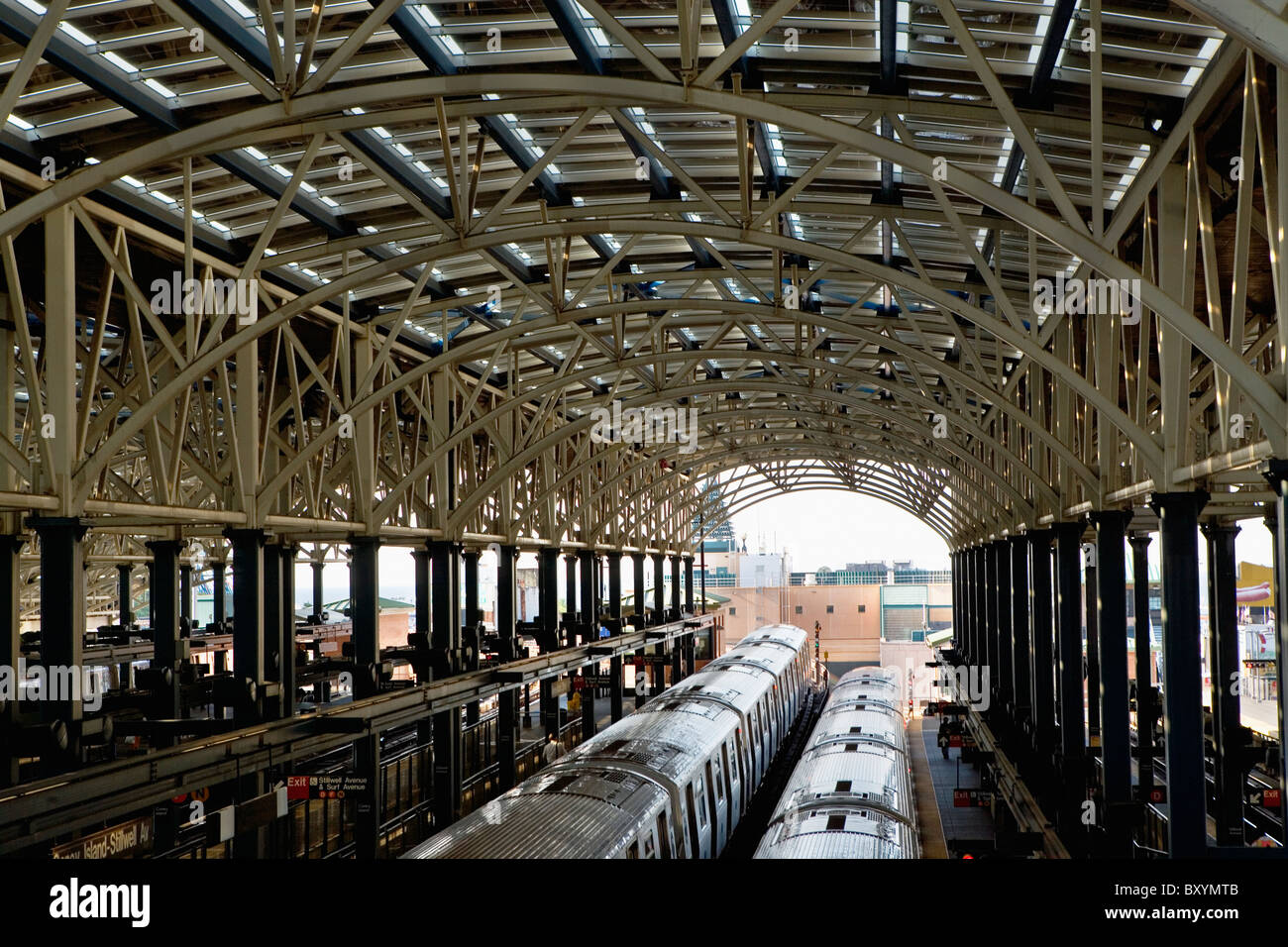 New york subway train at station hi-res stock photography and images ...