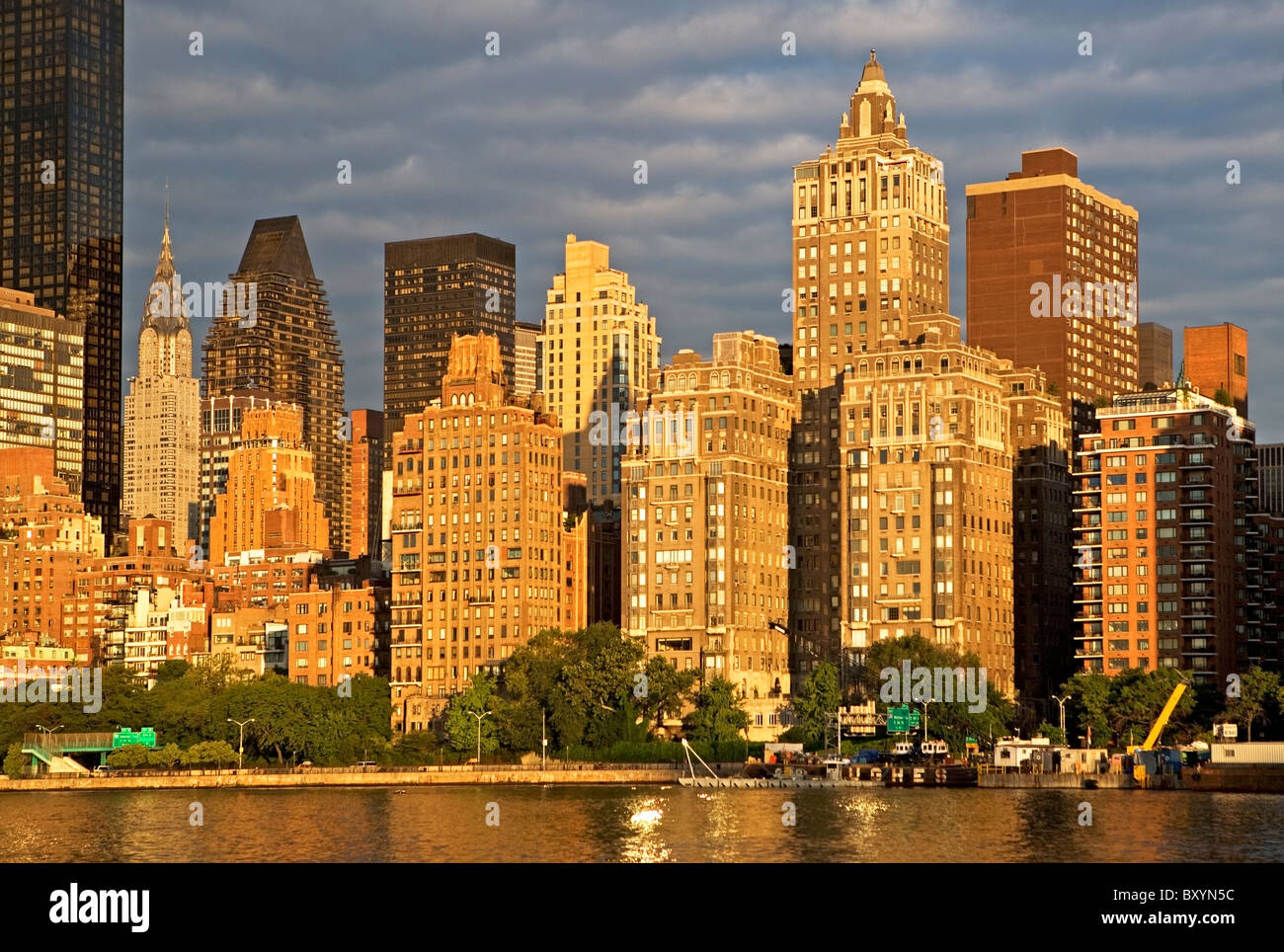 City waterfront skyline hi-res stock photography and images - Alamy