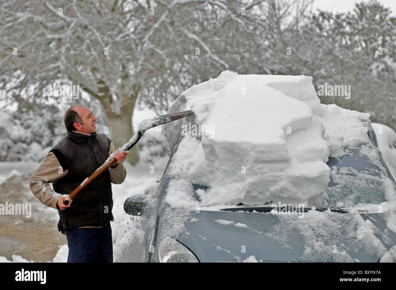 Heavy snow car man hi-res stock photography and images - Alamy