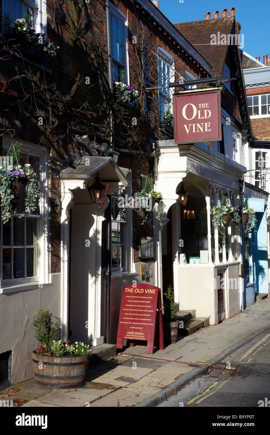 Pub winchester england hi-res stock photography and images - Alamy