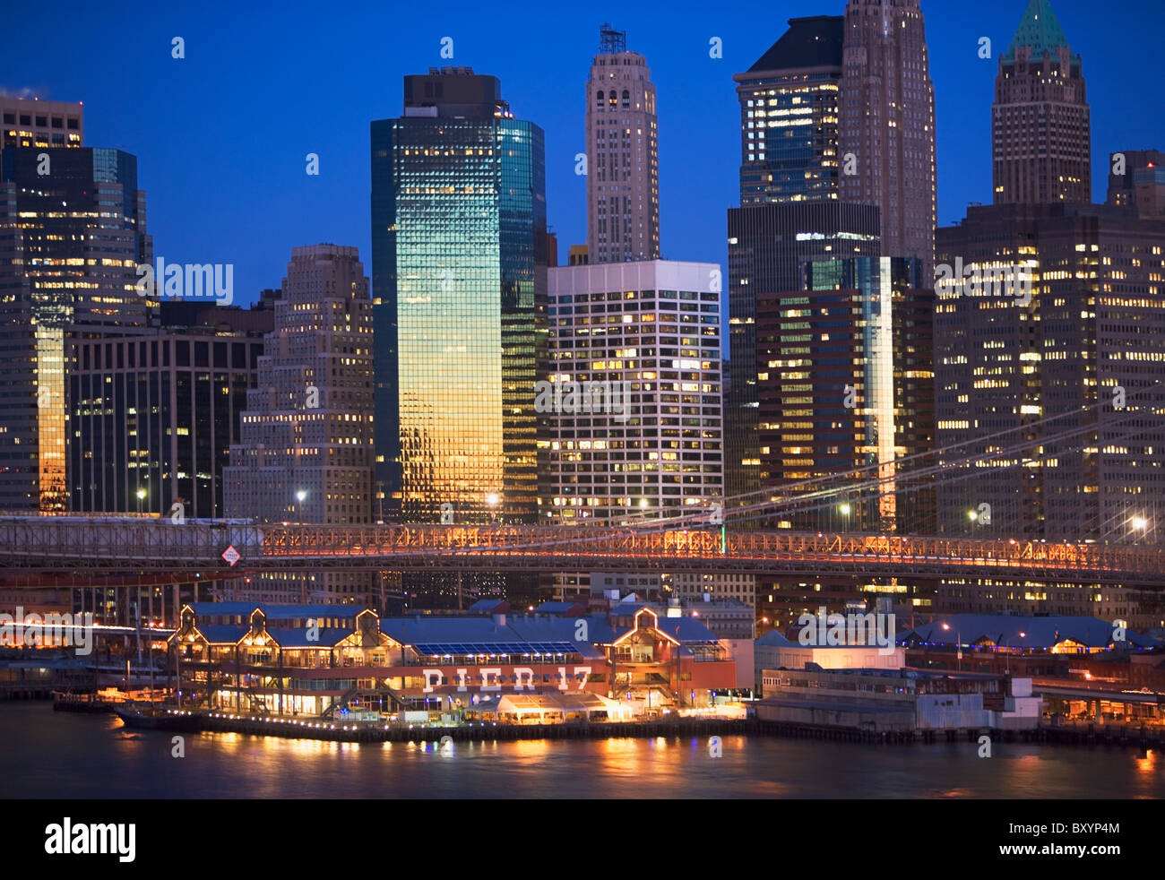 Brooklyn Bridge and Manhattan skyline at night Stock Photo - Alamy