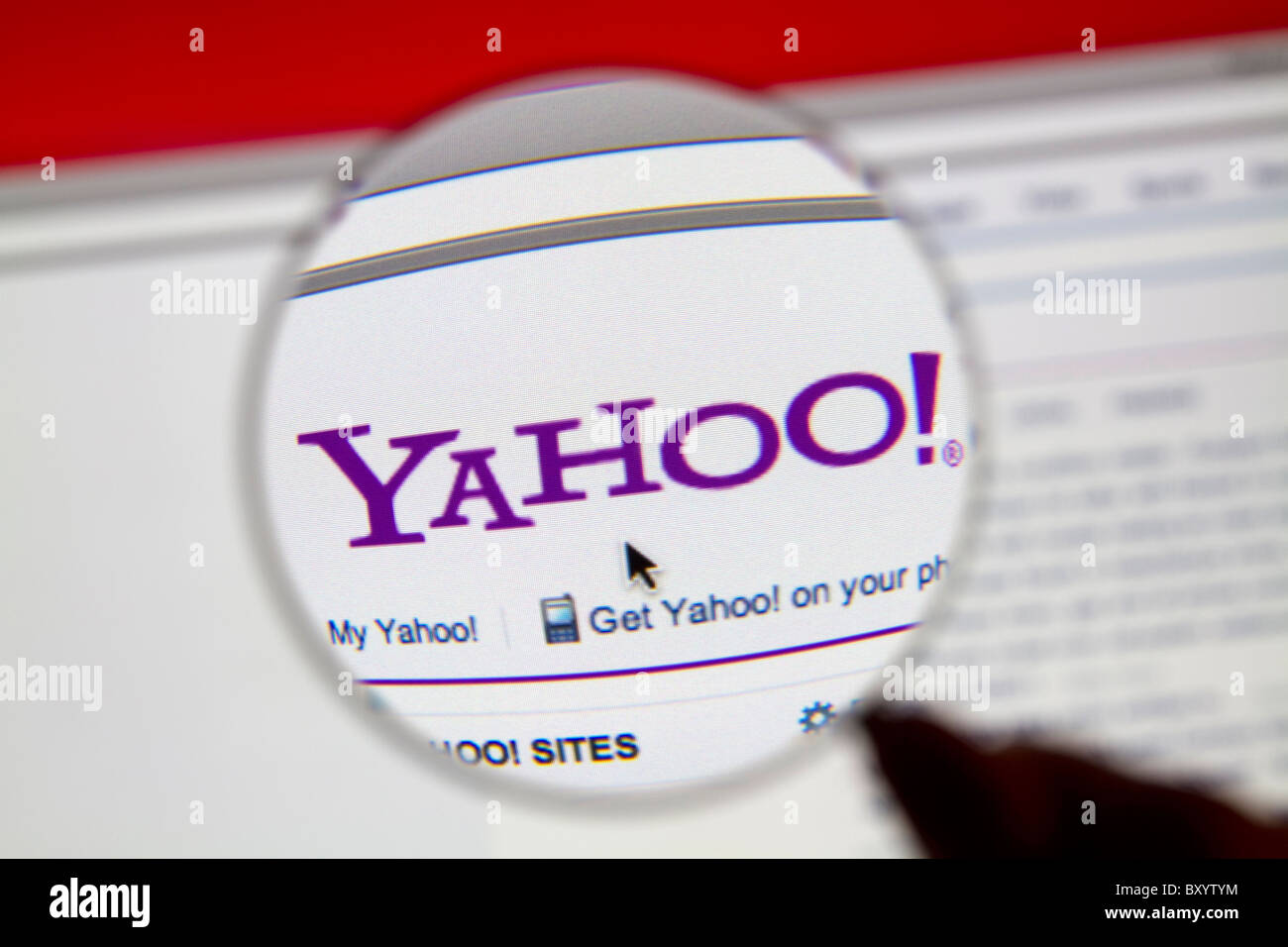 Yahoo website with magnifying glass. Yahoo.com logo Stock Photo - Alamy