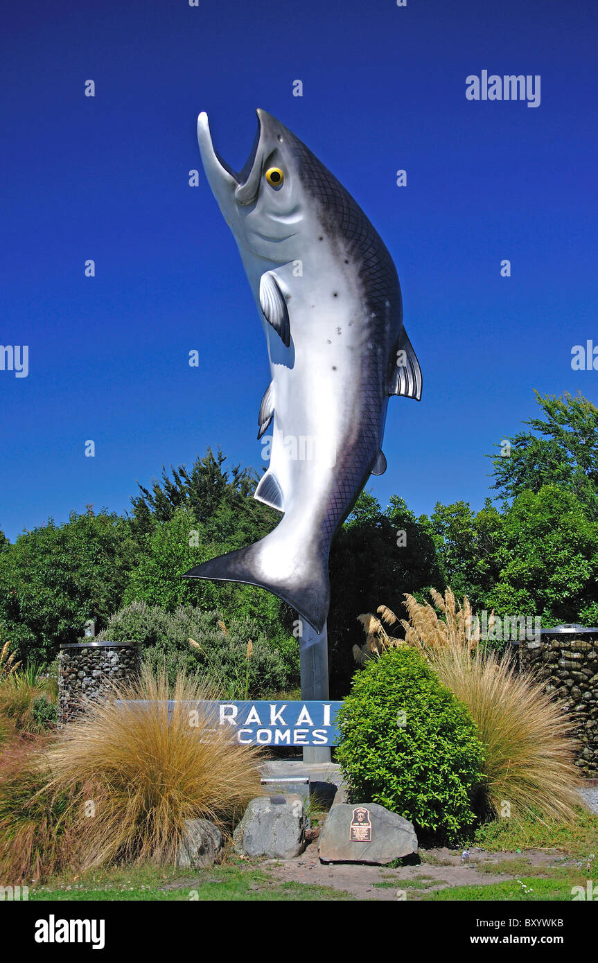 'Welcome to Rakaia' salmon statue, Rakaia, Canterbury Region, South ...