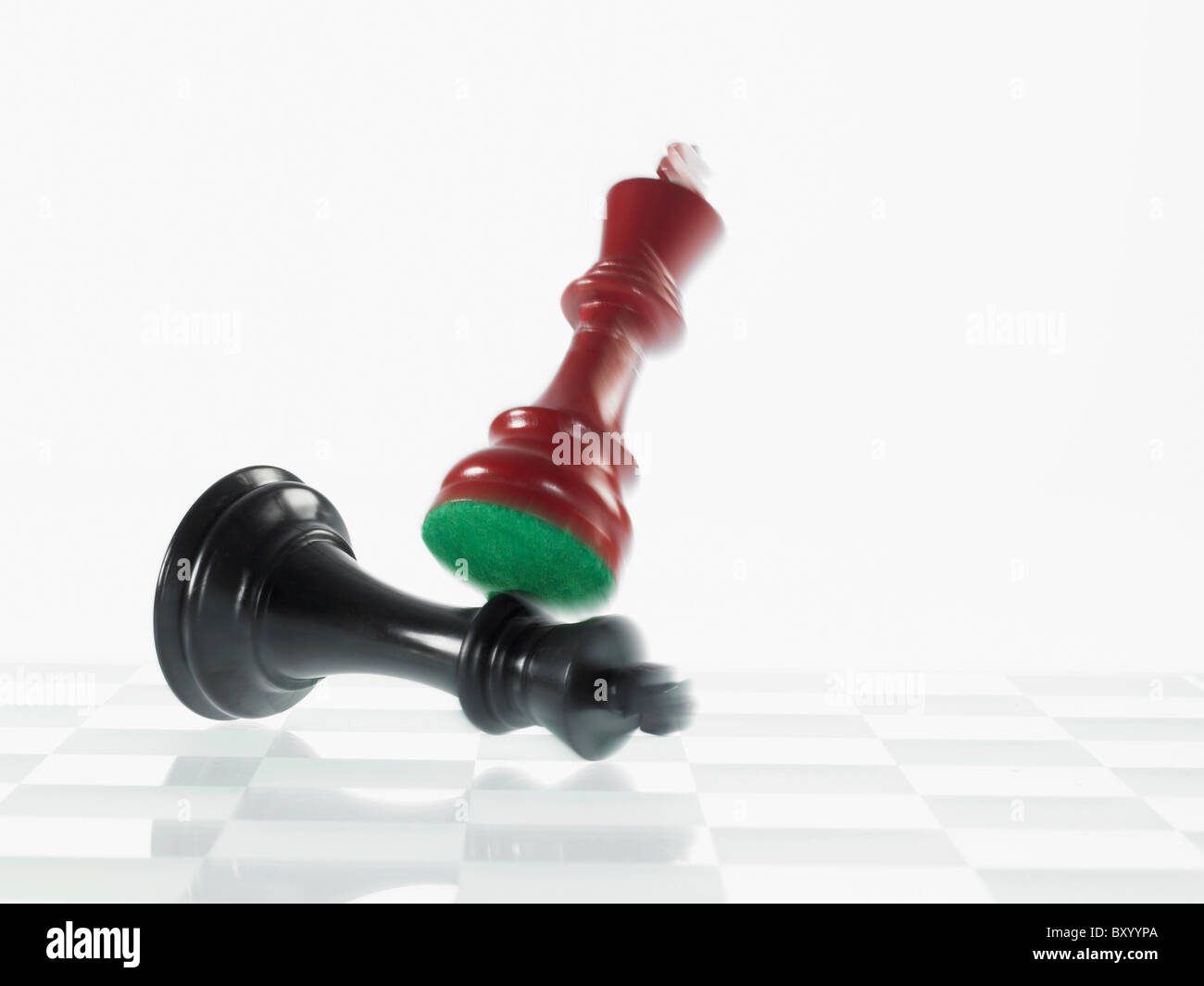 Rival king chess pieces fighting Stock Photo - Alamy