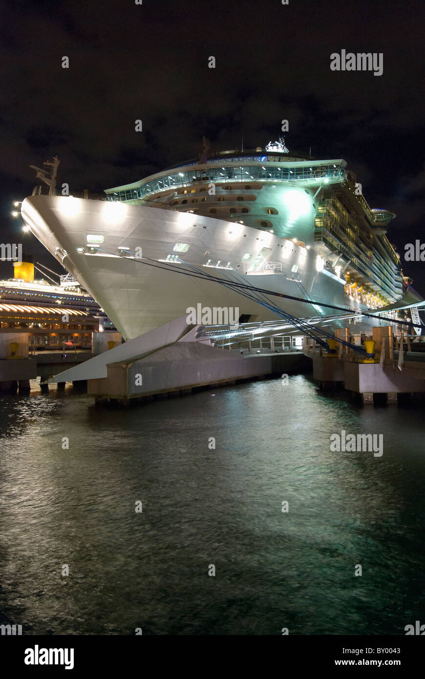 Cruise ship in harbor Stock Photo - Alamy