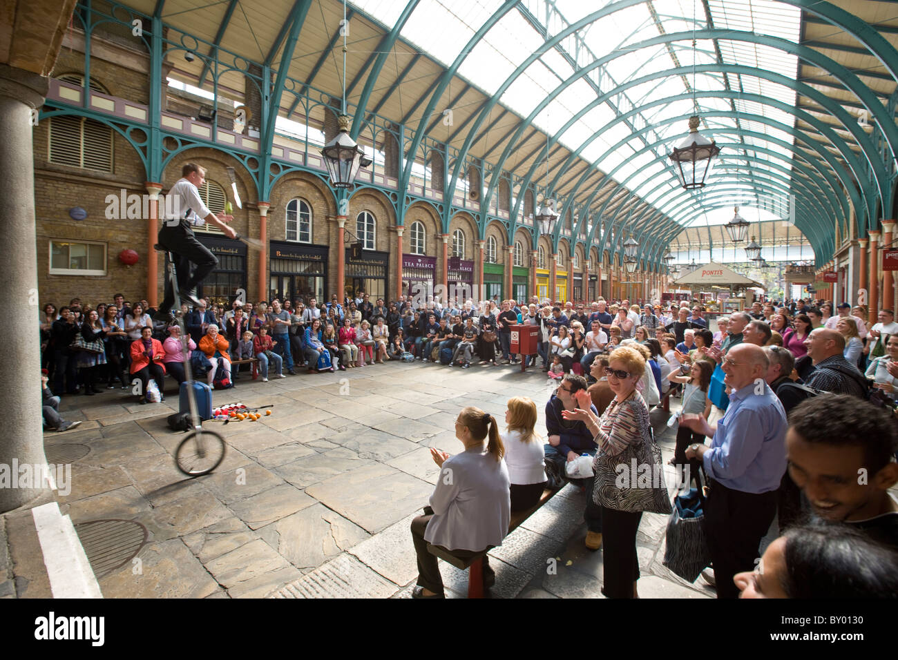 Covent garden performer hi-res stock photography and images - Alamy