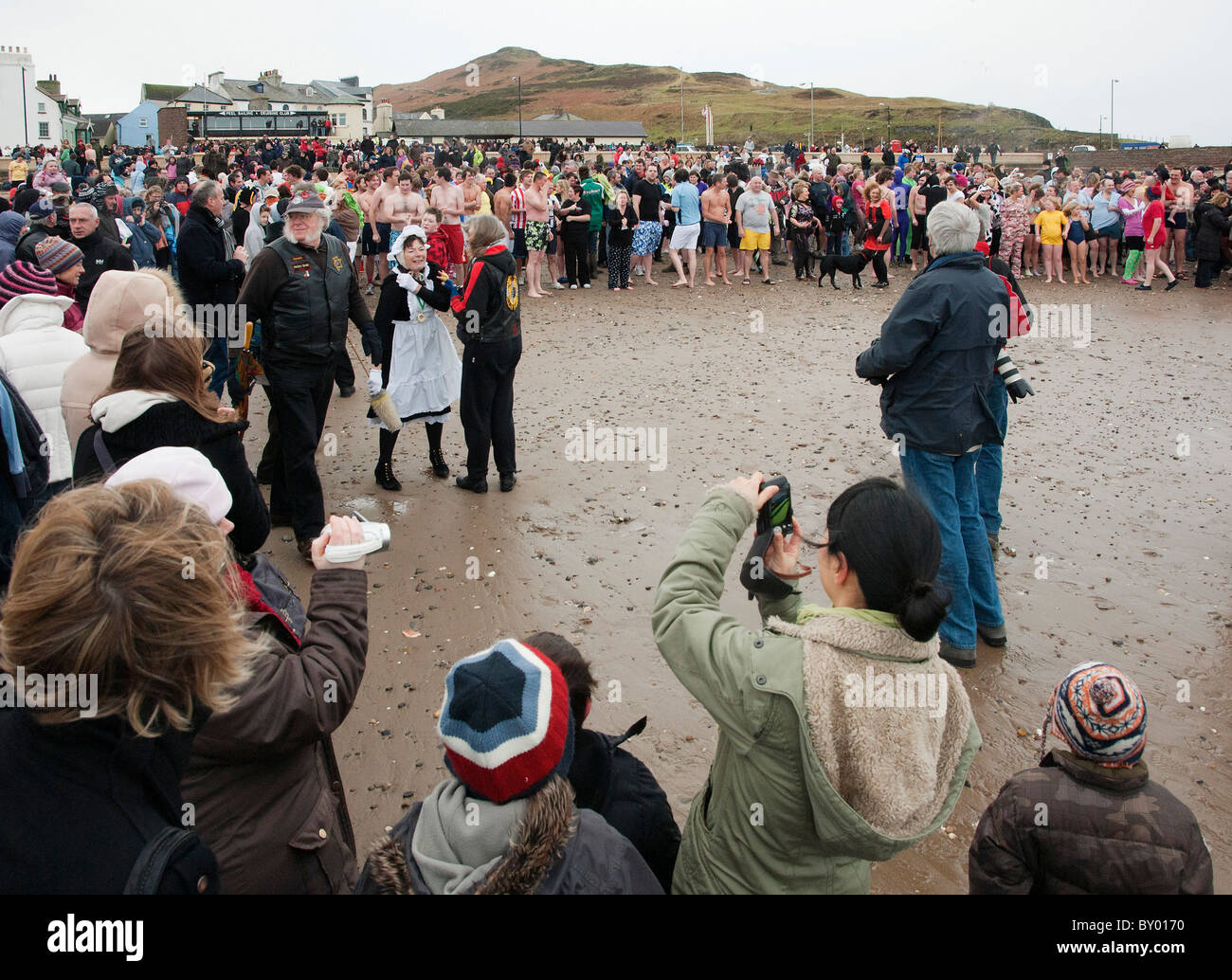 Hundreds of people hi-res stock photography and images - Alamy