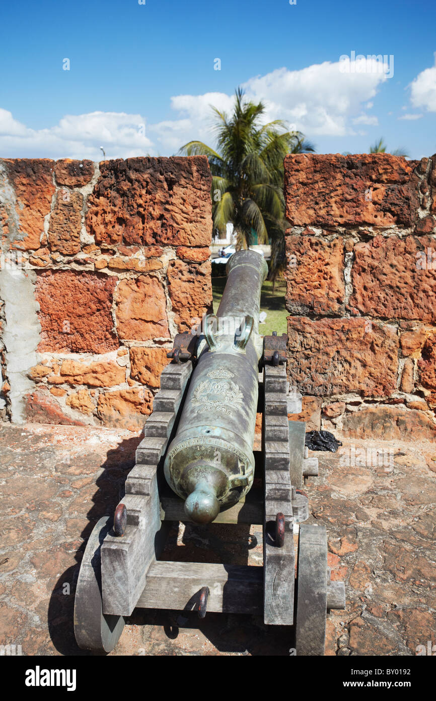 Cannon on walls of Maputo Fort, Maputo, Mozambique Stock Photo - Alamy