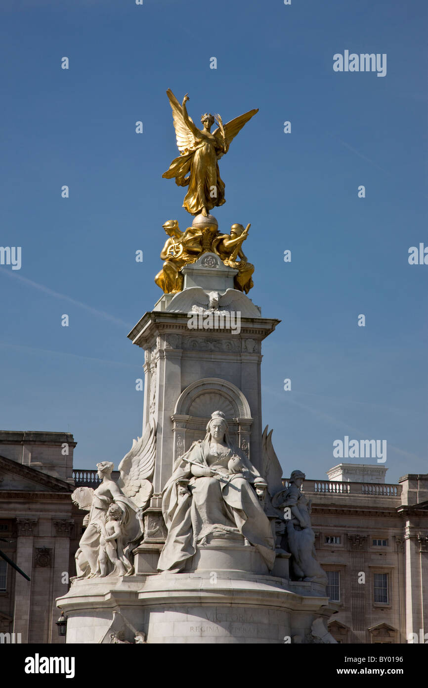 Queen Victoria Memorial in front of Buckingham Palace Stock Photo - Alamy