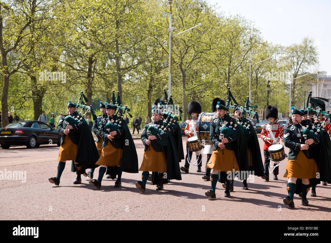 Buckingham palace irish guards hi-res stock photography and images - Alamy