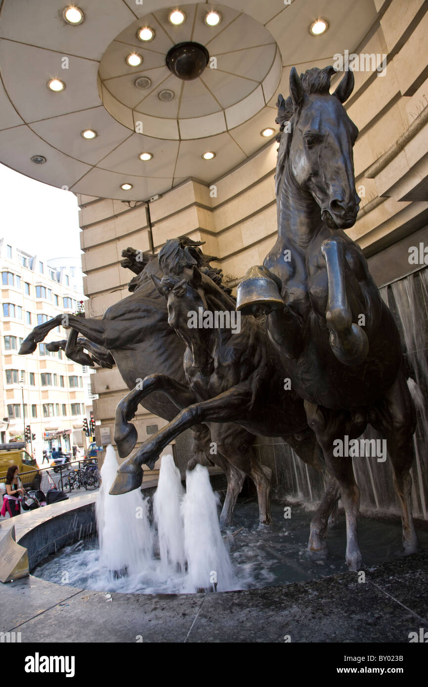 Piccadilly fountains hi-res stock photography and images - Alamy