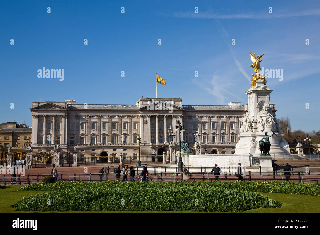 Buckingham palace railings hi-res stock photography and images - Alamy