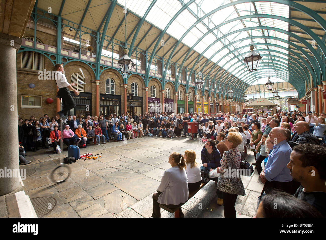 England street performer hi-res stock photography and images - Alamy