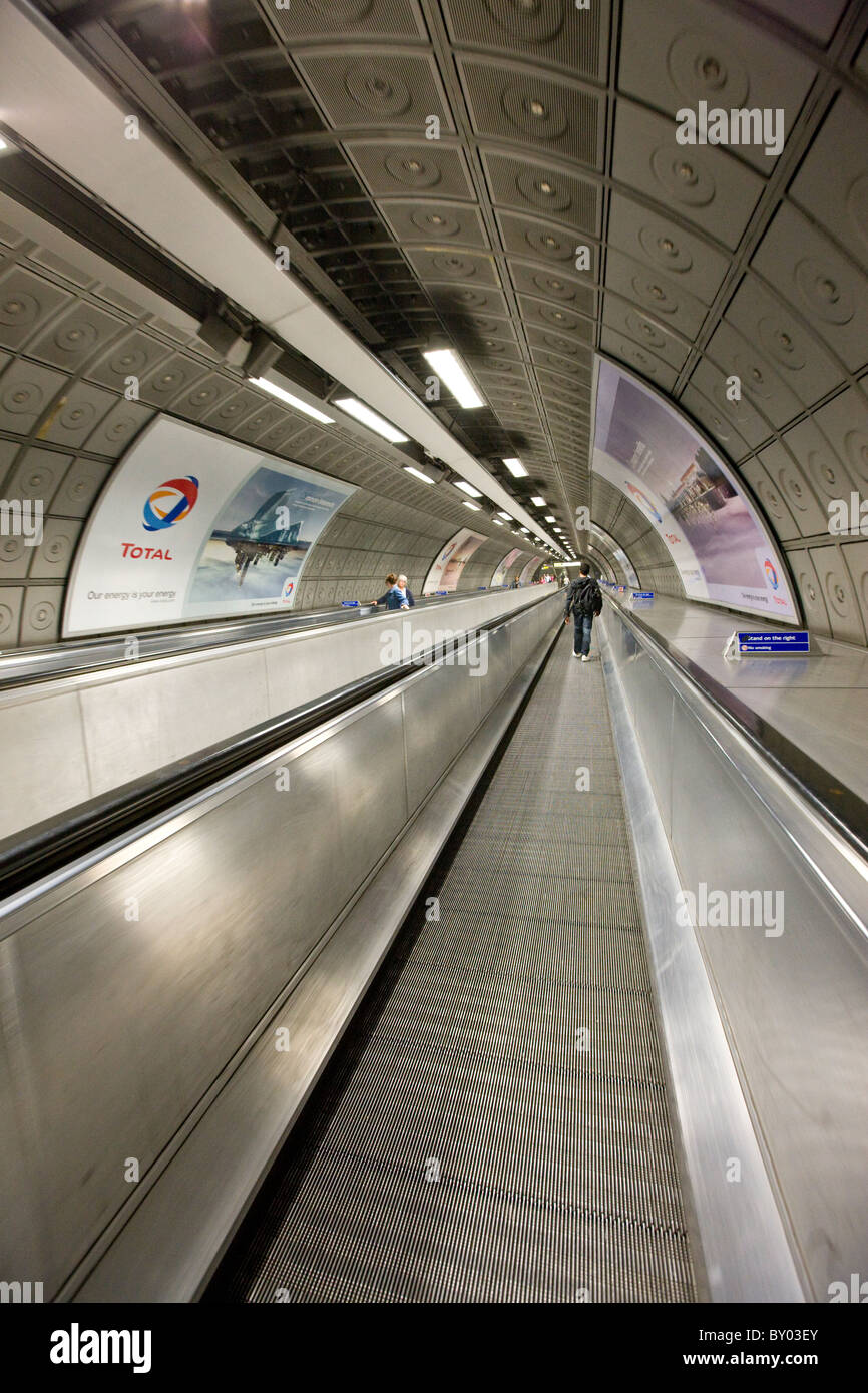 Underground on the Jubilee Line at Waterloo tube station Stock Photo ...