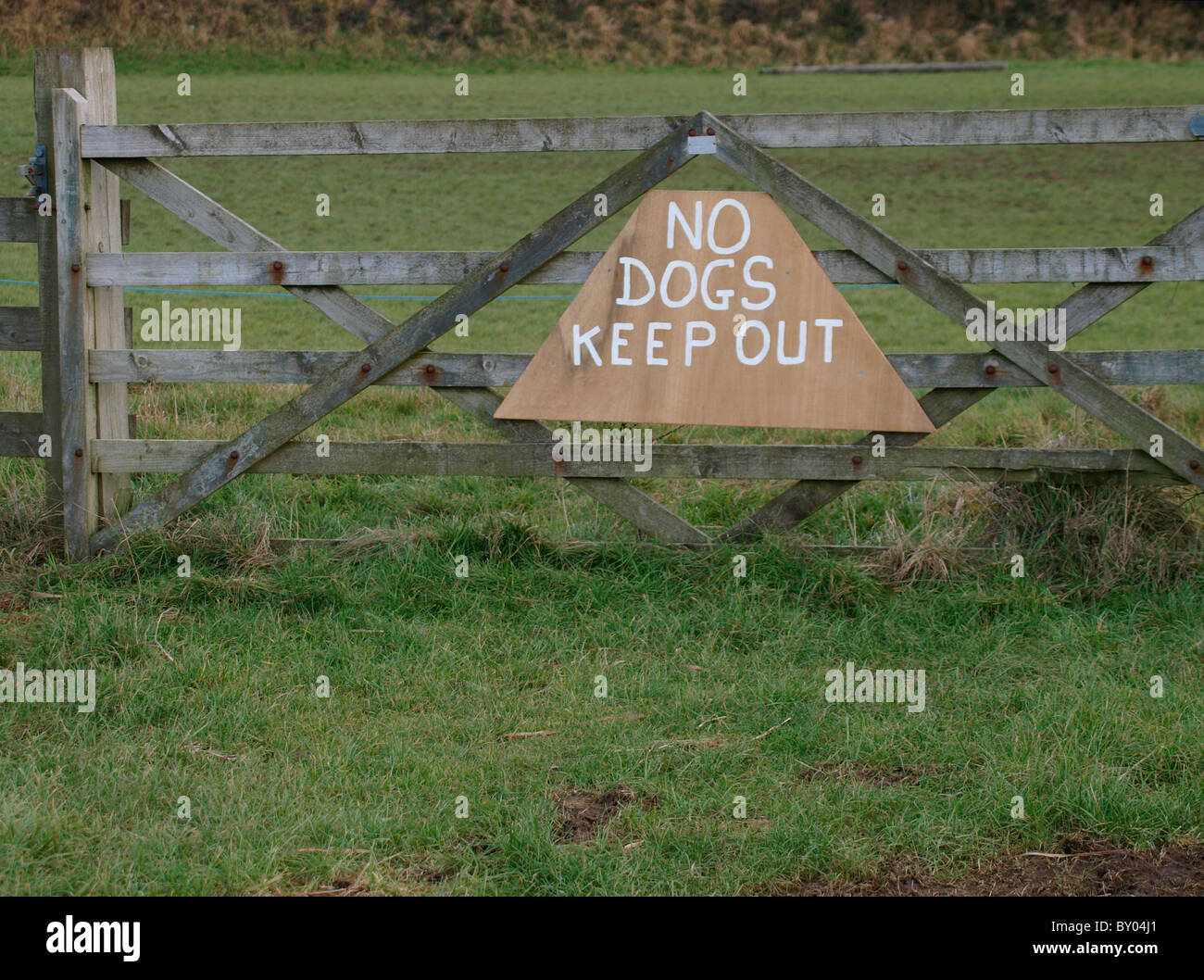 Sign gate field entrance hi-res stock photography and images - Alamy