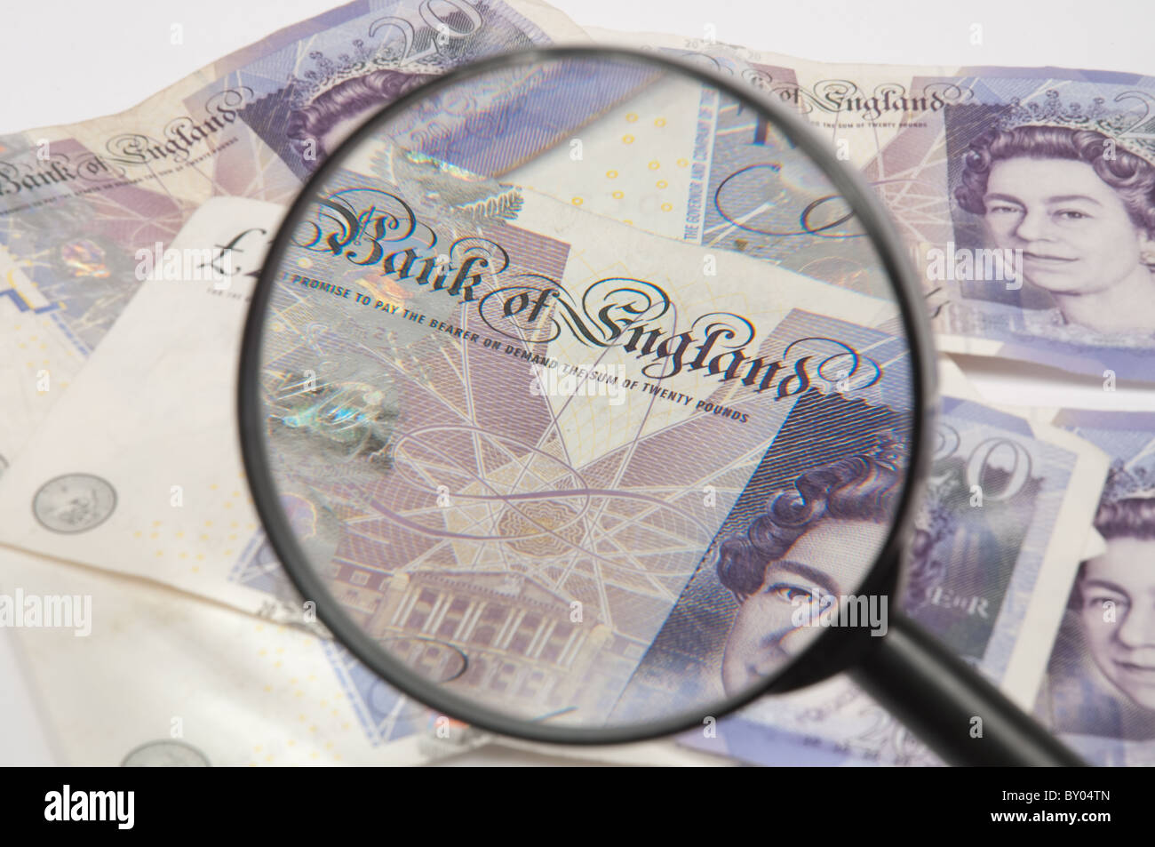 Twenty pound notes seen through a magnifying glass Stock Photo - Alamy
