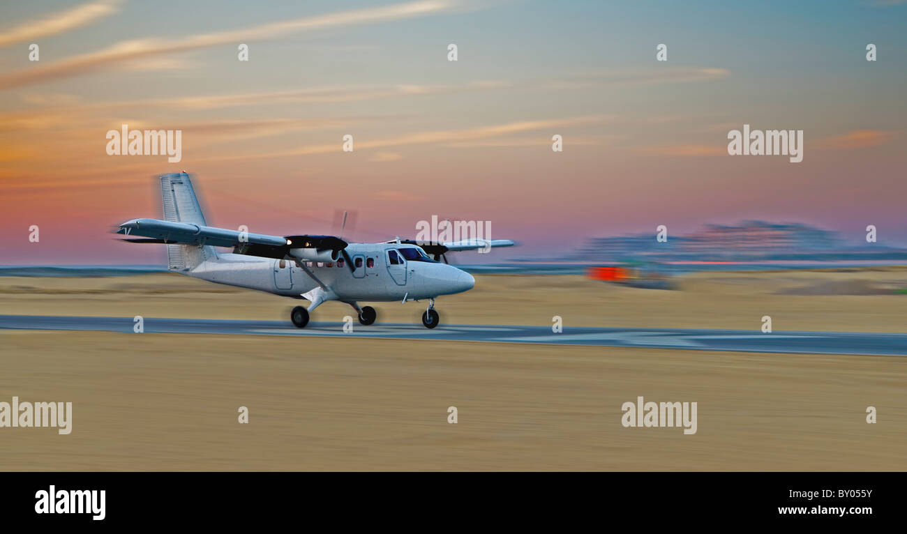 Aircraft landing hi-res stock photography and images - Alamy