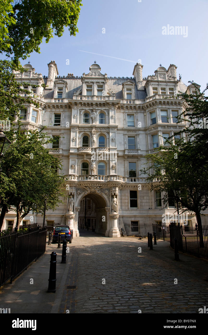 Entrance to Temple Lane leading to the Inns of Court and Middle Temple ...