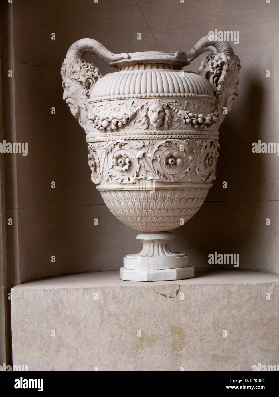 The Breakers is a Vanderbilt mansion located on Ochre Point Avenue ...