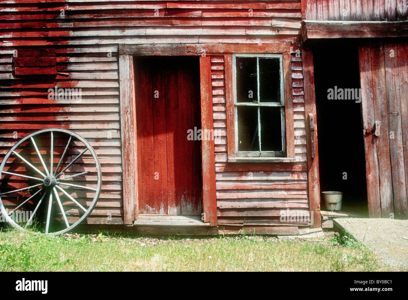 Open barn door hi-res stock photography and images - Alamy