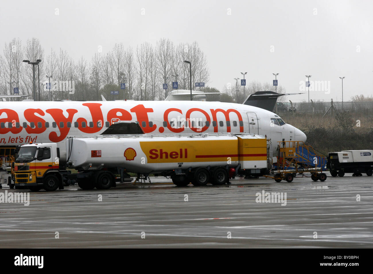 EASYJET PLANES AT LUTON AIRPORT Stock Photo - Alamy
