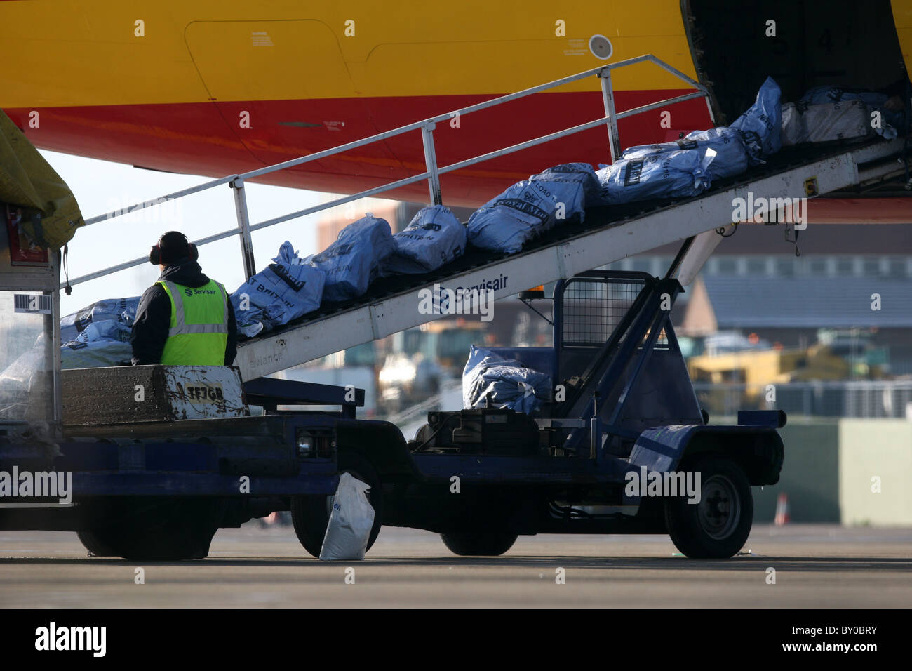 Loading plane parcels hi-res stock photography and images - Alamy