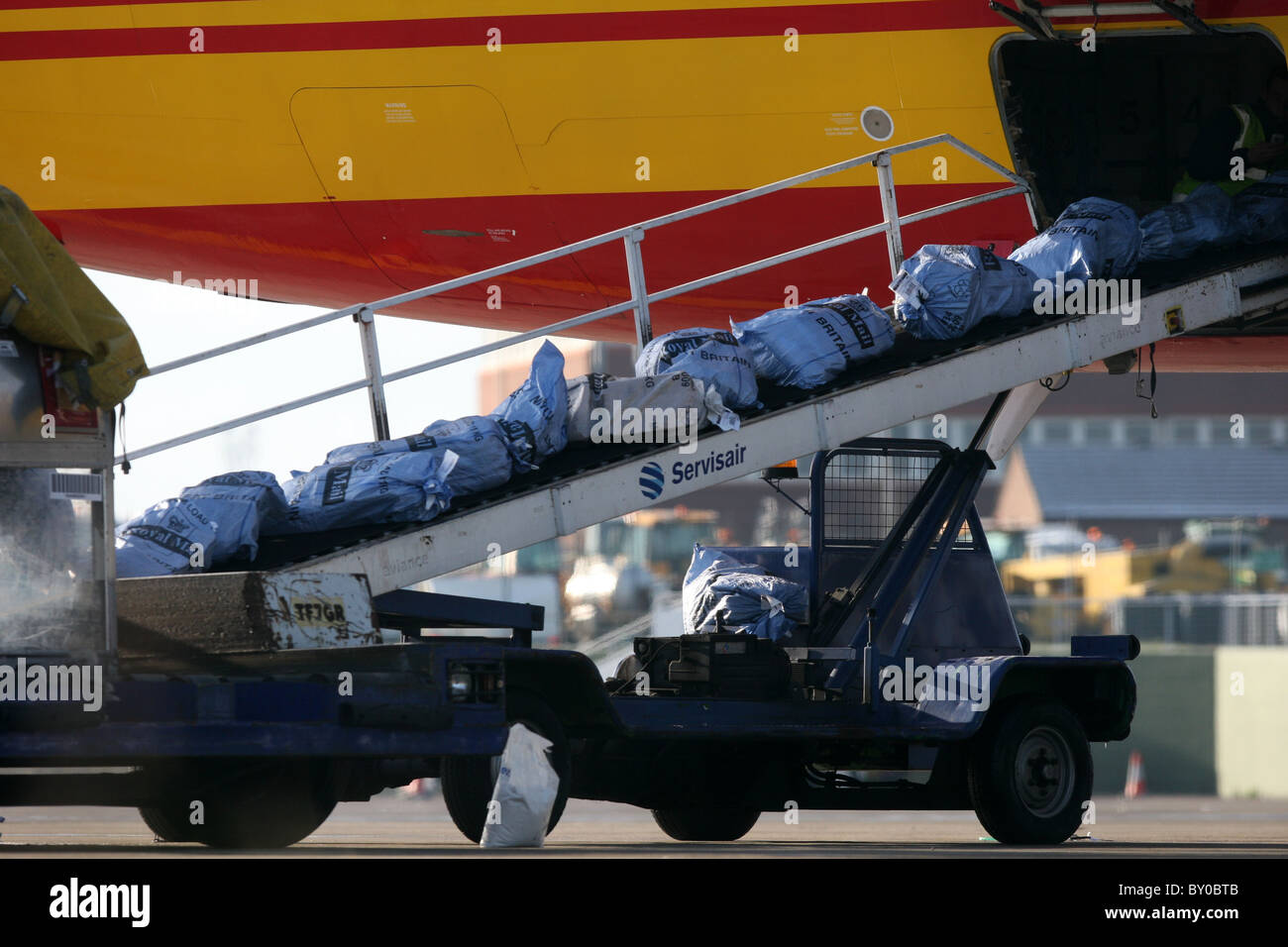 Cargo plane being loaded hi-res stock photography and images - Alamy
