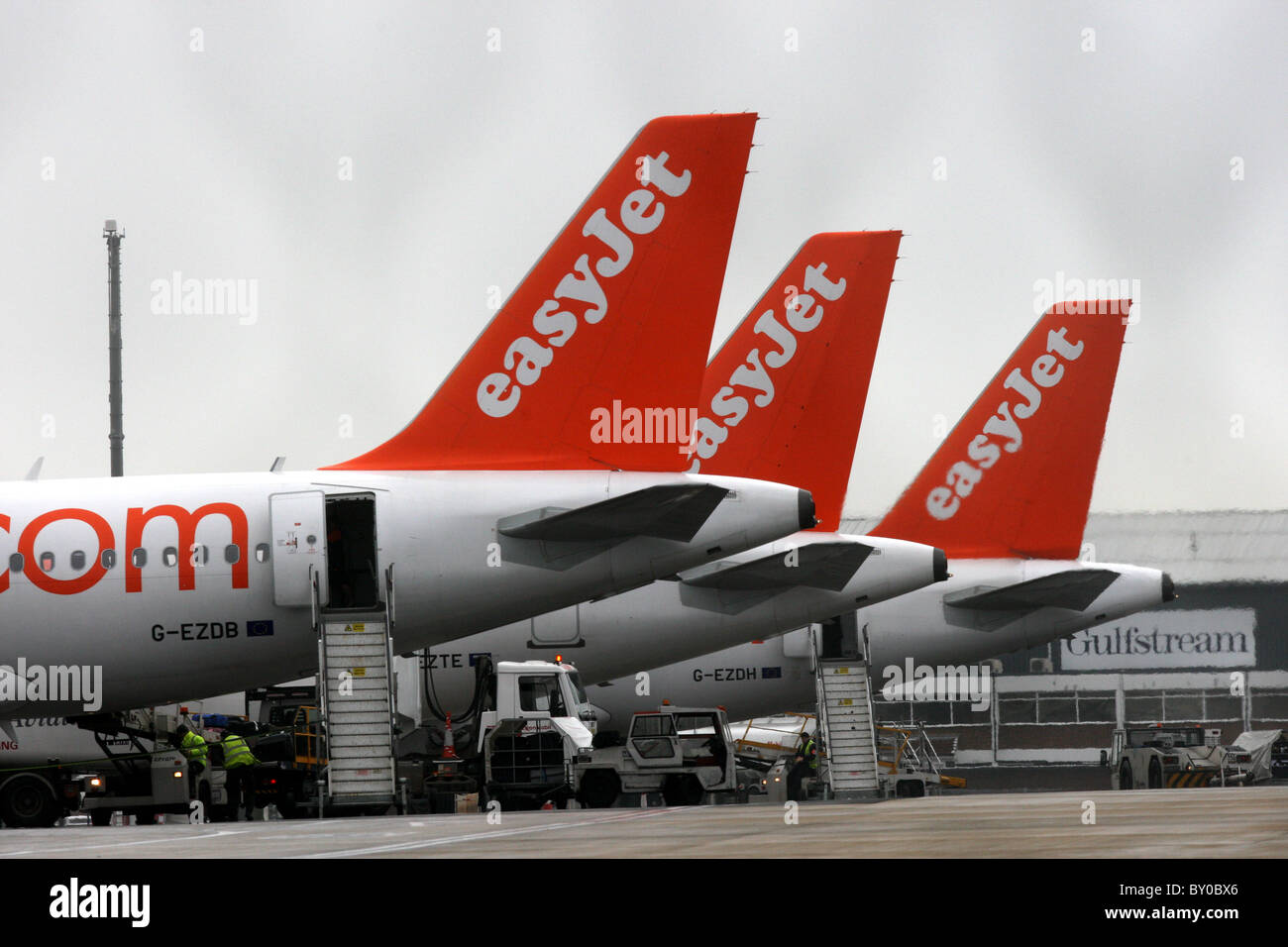 EASYJET PLANES AT LUTON AIRPORT Stock Photo - Alamy