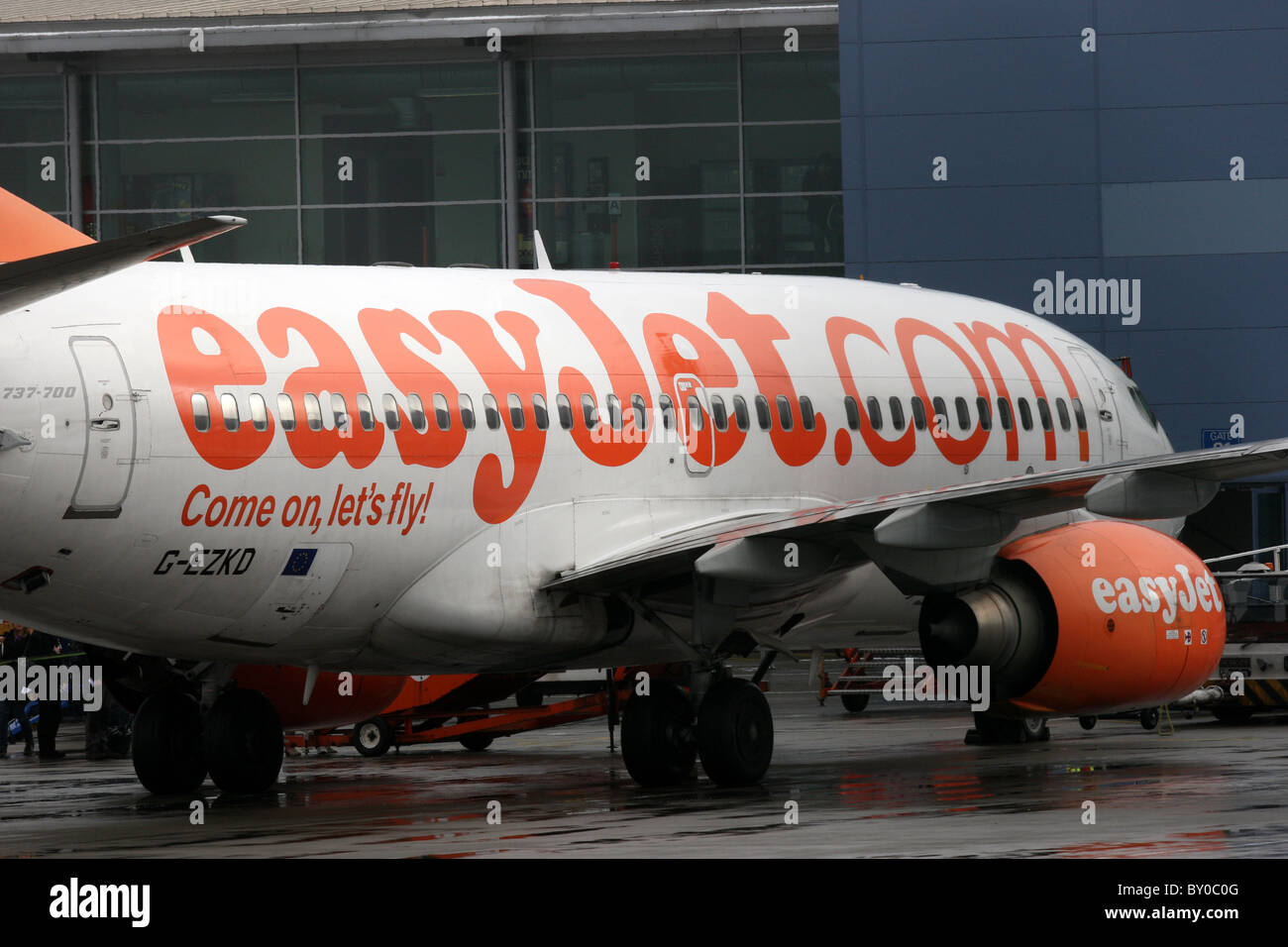 Easy jet orange planes hi-res stock photography and images - Alamy