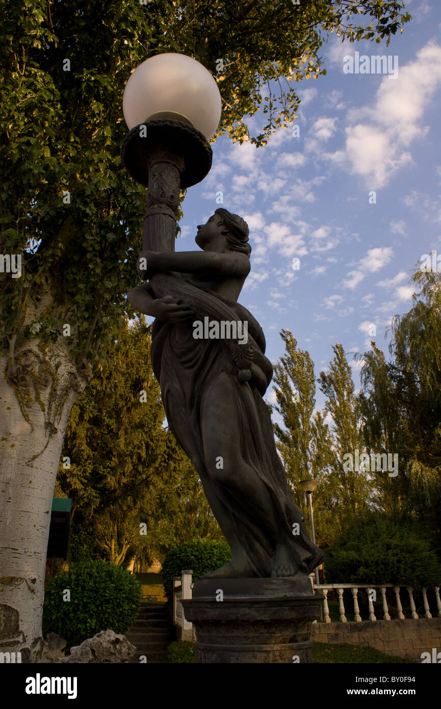 Art deco statue hi-res stock photography and images - Alamy